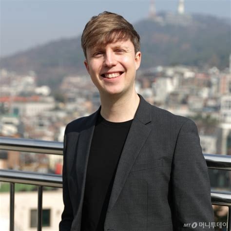 인`스타`그램 세상 줄리안 `워터밤` 저격…물낭비에 일회용 Led 초대장 `올해도 안가` Zum 뉴스