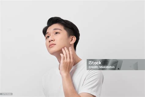 잘 생긴 남자 만지는 그의 얼굴 클로즈 업 초상화 스튜디오 에 흰색 배경 20 24세에 대한 스톡 사진 및 기타 이미지 20