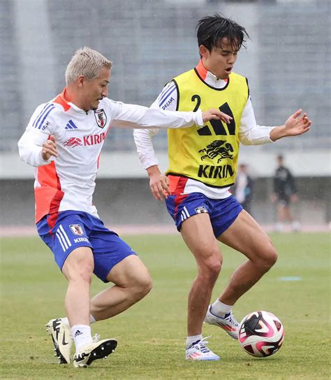 ＜日本代表練習＞ボールを競り合う前田。右は久保（撮影・椎名 航） ― スポニチ Sponichi Annex サッカー