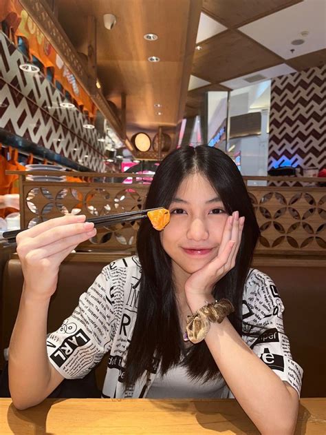 Michie JKT48 Pose Orang Cantik Wajah Gadis