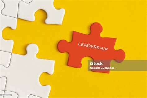 노란색 배경에 퍼즐의 흰색 세부 사항 비즈니스 전략 팀워크 리더십 0명에 대한 스톡 사진 및 기타 이미지 0명 경쟁자 경제 Istock