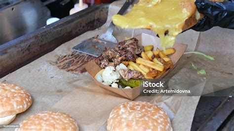 패스트 푸드 프라이에 프라이드 치킨 치즈 골판지 상자에 야채를 얹은 감자 튀김 가금류에 대한 스톡 사진 및 기타 이미지 가금류 감자 요리 감자튀김 Istock