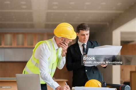 다민족 엔지니어 브레인스토밍 및 비용 추정을 위한 청사진 및 평면도 도면 주택 및 건물의 설계 건축 및 엔지니어링 정보 2명에 대한 스톡 사진 및 기타 이미지 Istock