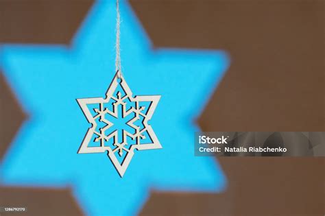 青い背景の木製の雪片が茶色の板の穴から見える アウトフォーカスのストックフォトや画像を多数ご用意 アウトフォーカス カッコいい