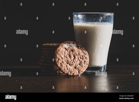 Serviert Gesundes Frühstück Mit Einer Frischen Milch In Einem Glas Und