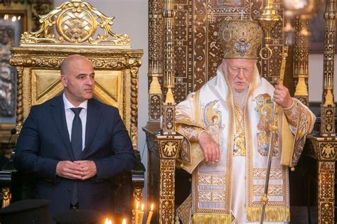 Премиерот Ковачевски ја проследи Патријаршката и Синодална Света Литургија каде на македонски