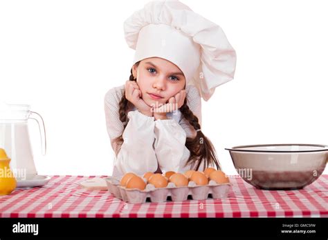 Petite Fille Dans Un Tablier Blanc Près De La Boîte à œufs Isolé Sur