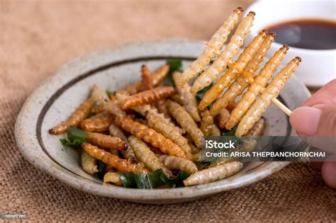 음식 곤충 여자의 손을 잡고 대나무 벌레 애벌레 곤충 튀김 바 삭 접시와 자루에 소스에서 식품으로 먹고 그것은 미래의 식품 개념에 대 한 식용 단백질의 좋은 소스 건강한