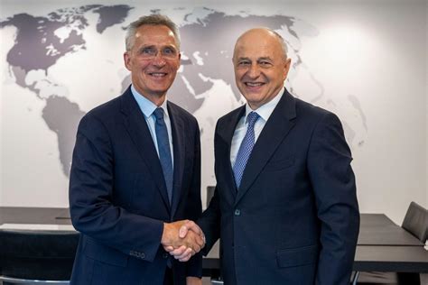 NATO kitüntetést kapott az államfőjelöltségre készülő Geoană