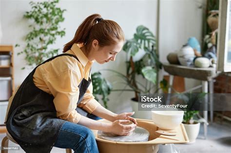 아늑한 스튜디오에서 도자기 바퀴를 사용하고 수제 도자기를 만드는 여자 꽃병에 대한 스톡 사진 및 기타 이미지 꽃병 만들기