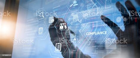 규정 법률 표준 요구 사항 및 Auditco 실무 팀 회의 개념에 대한 규정 준수 가상 다이어그램 현대 사무실에서 스마트 폰 및