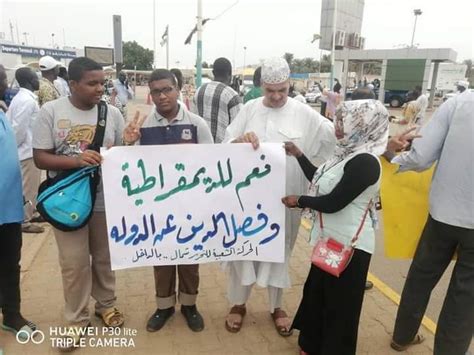 بالصورةأنصار الحلو يتدافعون لاستقبال حمدوك بالمطار النورس نيوز