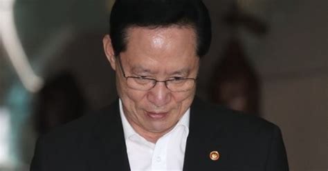 국방부 청사 나서는 송영무 장관