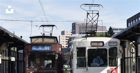 일부 선로에있는 몇 대의 기차 사진 Unsplash의 무료 사람의 이미지