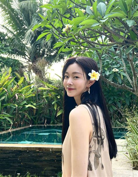 宋轶分享度假风随拍 穿无袖长裙站在夕阳下好美 搜狐大视野 搜狐新闻