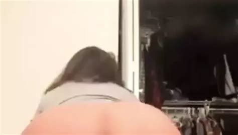 Сливочная белая девушка с большой шикарной задницей скачет на большом