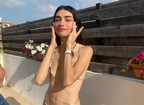 Hazar Ergüçlü bikinili pozlarıyla dikkat çekiyor All Magazine