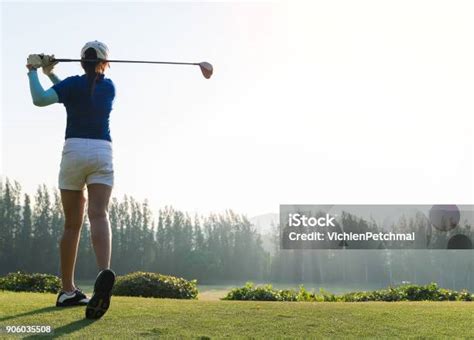 아름 다운 배경 풍경에 공을 명 중 하는 여자 골퍼 공에 초점입니다 여자에 대한 스톡 사진 및 기타 이미지 여자 운전하기 한 명의 여자만 Istock