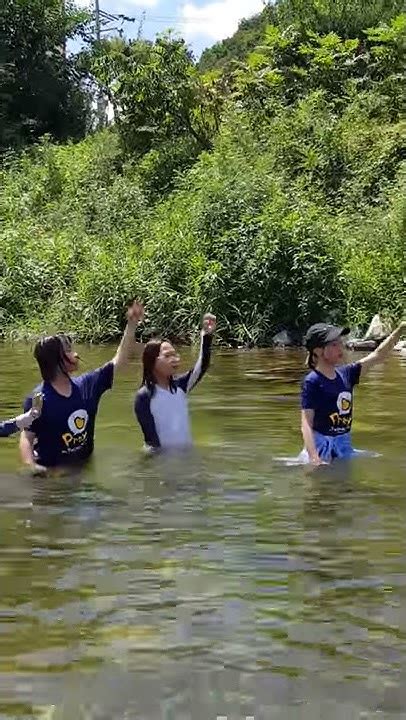 시온교회 제3회 힐링캠프 치악산에서 찬양하는 아이 물놀이 하다가 찬양 소리에 갑자기 율동하는 아이들 스스로 물속에 잠기기 까지 Youtube