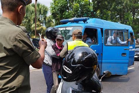 6 Juru Parkir Liar Ditangkap Di Senen Satu Orang Berontak