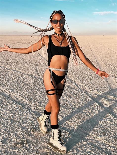 The Wildest Outfits From Burning Man Festival 2022 Revealed AUNEWZ