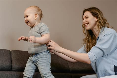 有关一起 主导 可愛的 可爱的宝宝 婴儿期 媽媽 嬰兒 幸福 幼兒 欢乐时光 母亲和孩子 母親 特殊時刻 珍貴的時刻