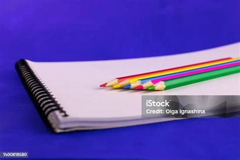 Pensil Warna Untuk Menggambar Dan Album Pada Pegas Foto Stok Unduh