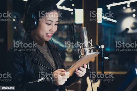 노래 하 고 녹음 스튜디오 상하이 중국에서 디지털 태블릿을 들고 아시아 소녀 헤드폰에 대한 스톡 사진 및 기타 이미지 헤드폰