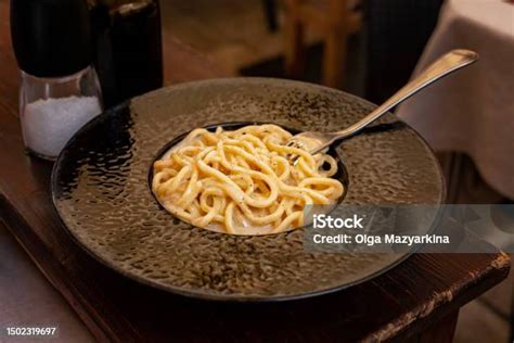 이탈리안 파스타 요리 Cacio E Pepe 라치오와 로마의 전통 후추와 페코리노 로마노 치즈를 곁들인 톤나렐리 또는 스파게티