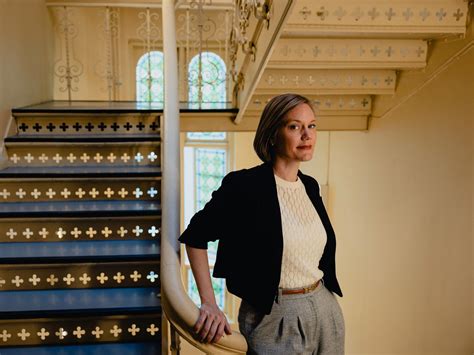Sigrid Bratlie Avfeide Det Først Som Konspirasjonstoeri Nå Gir Hun Ut