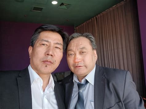 Ганбат Пүрэвдоржийн Ганбат бид хоёр 1990 оны оюутан Нэг ангийн хоёр Нийгмийн шилжилтийн хүнд