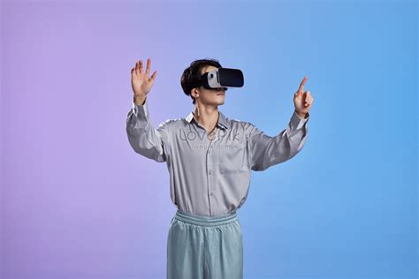 Vr 안경을 사용하는 메타버스 미래의 남자 사진 무료 다운로드 Lovepik