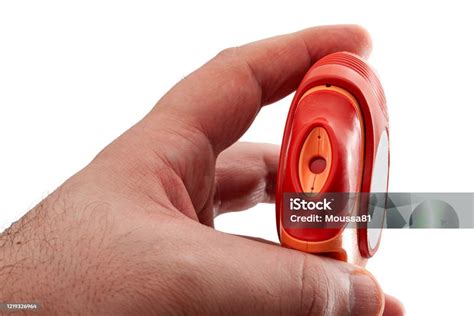 천식 처방 약 폐 증상 완화 및 만성 폐 호흡기 상태 약물 개념 손으로 들고 계량 된 복용량 흡입기 클리핑 경로 컷 아웃 흰색 배경에 격리 천식 흡입기에 대한 스톡 사진 및