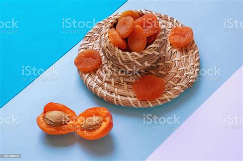 파란색 배경에 작은 바구니에 말린 살구 텍스트를 위한 공간 0명에 대한 스톡 사진 및 기타 이미지 0명 건강한 식생활 건과일 Istock