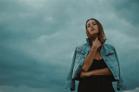 La Mujer Joven Cabelluda Rubia Atractiva Que Presentaba En Arenas Del