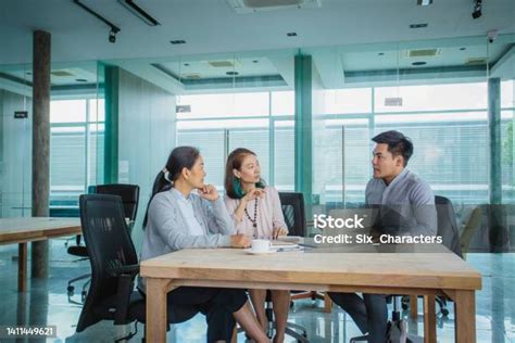 아시아 사람들 동료의 작은 그룹은 함께 일하고 현대 사무실에서 새로운 프로젝트에 대해 논의합니다 남자에 대한 스톡 사진 및 기타 이미지 Istock