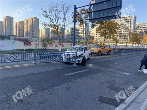 突发！嘉兴街头，无牌新车撞护栏！ 讲空头 嘉兴19楼