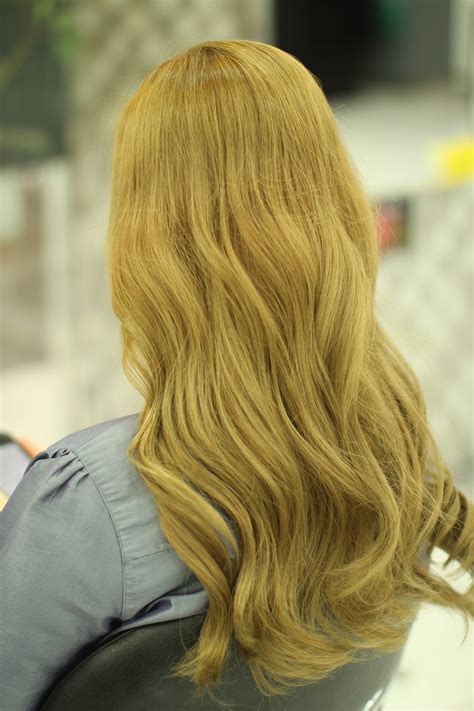 밝은 라임컬러 누구나잘어울리고 고급스럽게 보여지는 색으로 물이빠지면서 예쁜염색 라임색이지만 카키톤을 믹스해서 살짝 보여지기도 하는 컬러입니다~ 고객님은 집에서 블랙으로 1