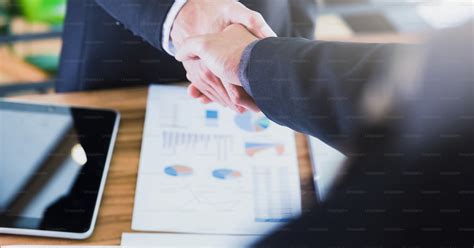 사업가 악수 성공 거래 인사말 및 비즈니스 파트너 개념 사진 Unsplash의 태국 이미지