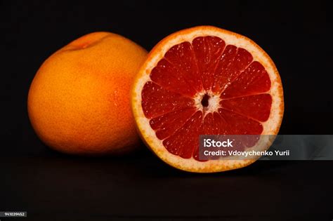 신선한 빨간 자 몽 그리고 자 몽 슬라이스 검은 배경에 고립 앞에서 보기 공간에 복사 합니다 건강 한 다이어트 영양의 개념입니다 0명에 대한 스톡 사진 및 기타 이미지