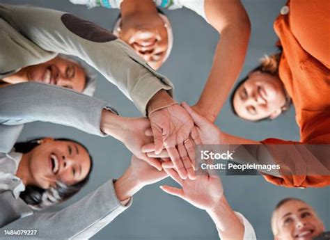 팀 빌딩 함께 손잡기 사무실에서 커뮤니티 지원 및 성공을 느끼는 여성의 다양성 행복 협업 팀워크 행복한 사람들의 업무 협력과 동기 부여 단체에 대한 스톡 사진 및 기타