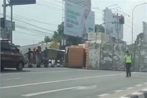 Lagi Kecelakaan Truk Terguling Di Traffic Light Bawen Semarang Ini