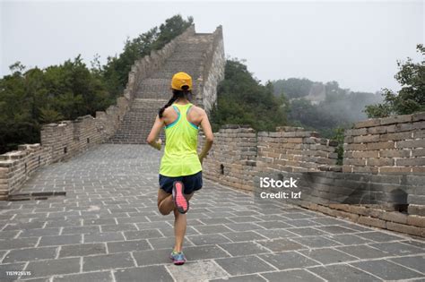 산 꼭대기에 있는 만리장성에서 달리기 여자 트레일 러너 만리장성 중국 북부에 대한 스톡 사진 및 기타 이미지 만리장성 중국 북부 건강한 생활방식 결심 Istock