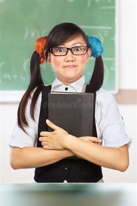 De Vrouwelijke Student Van Nerd Stock Foto Image Of Boek Aziatisch