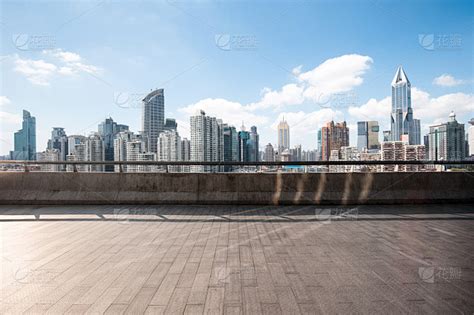 空大理石地板与现代城市的城市景观