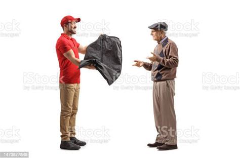 노인에게 커버 케이스가 있는 양복을 주는 세탁소 직원의 전체 길이 프로필 사진 25 29세에 대한 스톡 사진 및 기타 이미지