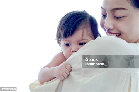 하얀 바탕에 어머니 어깨에 행복한 미소를 짓고 있는 아기 작고 귀여운 딸 아이를 안고 껴안고 있는 엄마 부모를 껴안고 있는 어린