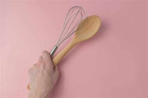 분홍색 배경에 여성의 손에 털과 나무 숟가락 텍스트 또는 정보를 위한 장소 가정 생활에 대한 스톡 사진 및 기타 이미지 가정