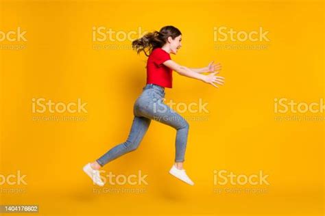 쾌활한 흥분 소녀 점프의 전체 길이 프로필 측면 사진 밝은 빛 색상 배경 위에 고립 된 오픈 실행 사람들에 대한 스톡 사진 및 기타 이미지 Istock