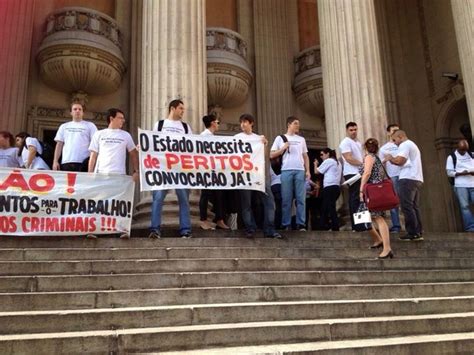G Grupo de aprovados em concurso da Polícia Civil protesta em frente à Alerj notícias em